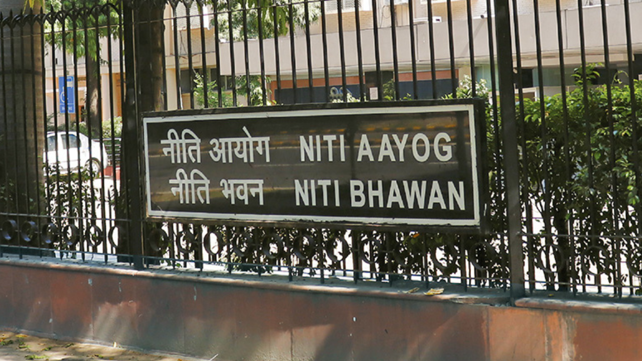 Niti Aayog: NITI Aayog Launches GearShift Challenge To Drive Zero-Emission Truck Adoption In ...